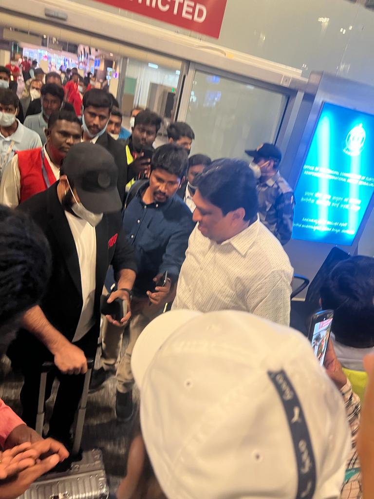 Joint Collector Raghunandan welcomes Jr Ntr at Bangalore - Chat Room - NFDB
